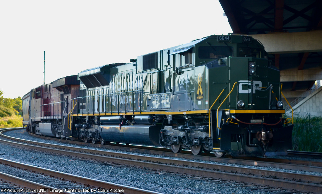 Veterans unit CP 6644/8789 leading CP 304, a grain train (empty hoppers) at United Blvd, roster ...